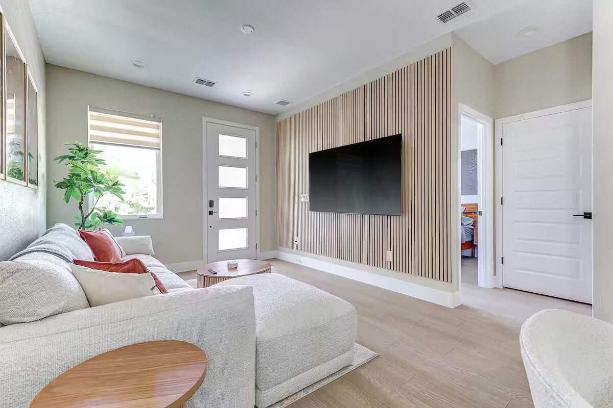 Chic & Spacious 4 Bedroom/3 Full Bathrooms Retreat In West Tampa + Pvt Backyard - Tampa, FL