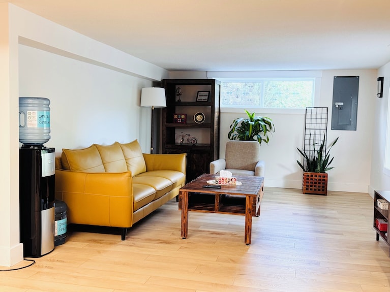 Newly Renovated 2-bedroom, 1 Bathroom Suite With Private Entrance - Kelowna