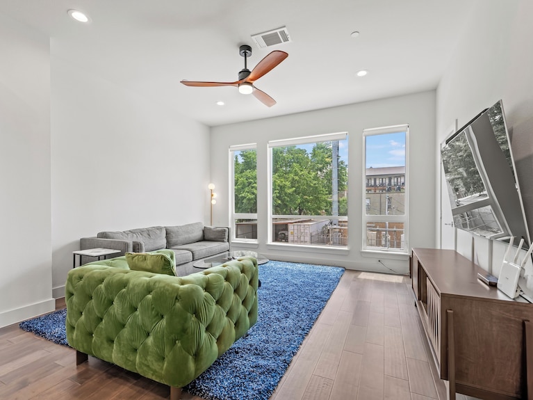 Modern 3-bedroom Townhome In Dallas With Private Rooftop, Private Garage, Grill - Dallas, TX