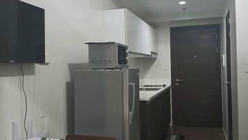 Quarto standard, 1 quarto | Cozinha privada | Geladeira, micro-ondas, cooktop, talheres/pratos/utensílios de cozinha