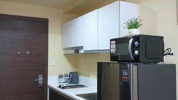 Quarto Standard, 1 quarto, vista para a piscina | Cozinha privada | Um frigorífico, um micro-ondas, uma placa de cozinha