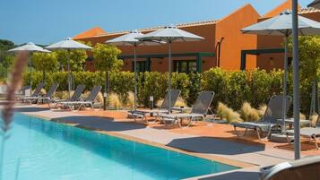 Piscina exterior sazonal, da(s) 9:00 à(s) 19:00, guarda-sóis