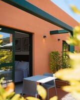 Quarto Quádruplo Deluxe, vista para a piscina | Terraço/pátio interior