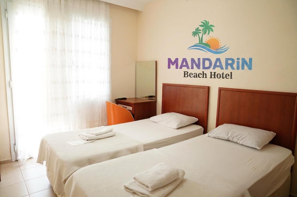 Quarto Básico, varanda, vista para o mar | Secretária, secretária adequada para computadores portáteis 
