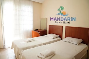 Quarto Básico, varanda, vista para o mar | Secretária, secretária adequada para computadores portáteis 
