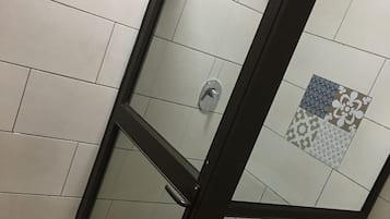 Toalhas de banho, sabonete, shampoo, papel higiênico