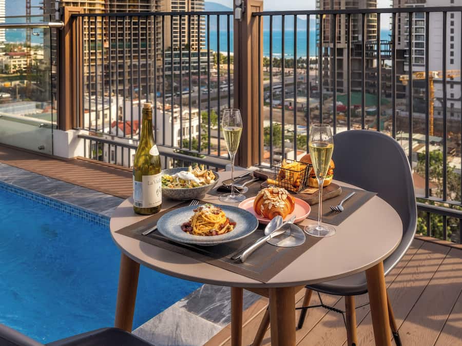 Piscina no piso superior