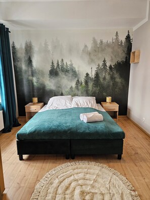 Quarto Duplo, vista para o jardim | Secretária adequada para computadores portáteis, ferro/tábua de engomar 