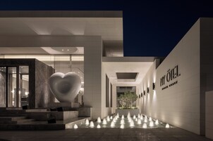 Fachada da propriedade à noite