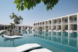 2 piscinas externas, funciona das 7h às 18h, guarda-sóis