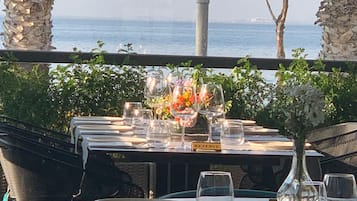 Pequenos-almoços, almoços, jantares servidos, com vista para o oceano