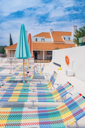 Terraço com espreguiçadeiras