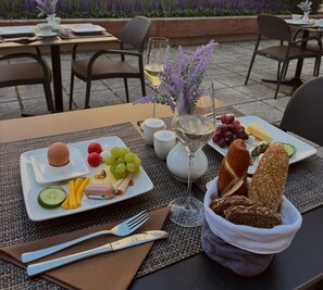 Café da manhã com buffet todos os dias (EUR 25 por pessoa)