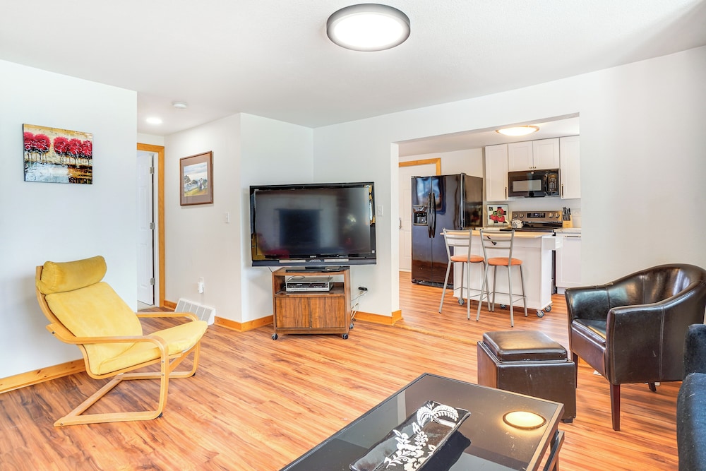 1 Mi To Shore: Lake Michigan Retreat W/ Game Room! - Two Rivers, WI