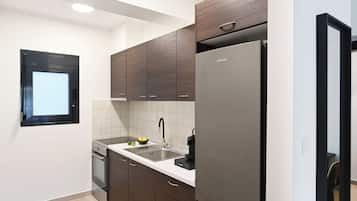 Apartamento Deluxe | Cozinha privada | Um frigorífico, um forno, uma placa de cozinha, utensílios de cozinha