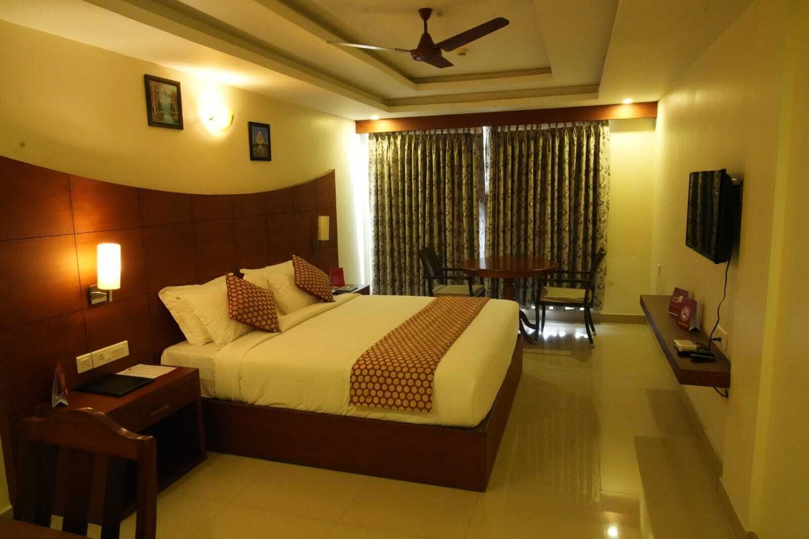 Quarto Duplo, Vista para a cidade | Secretária, secretária adequada para computadores portáteis 