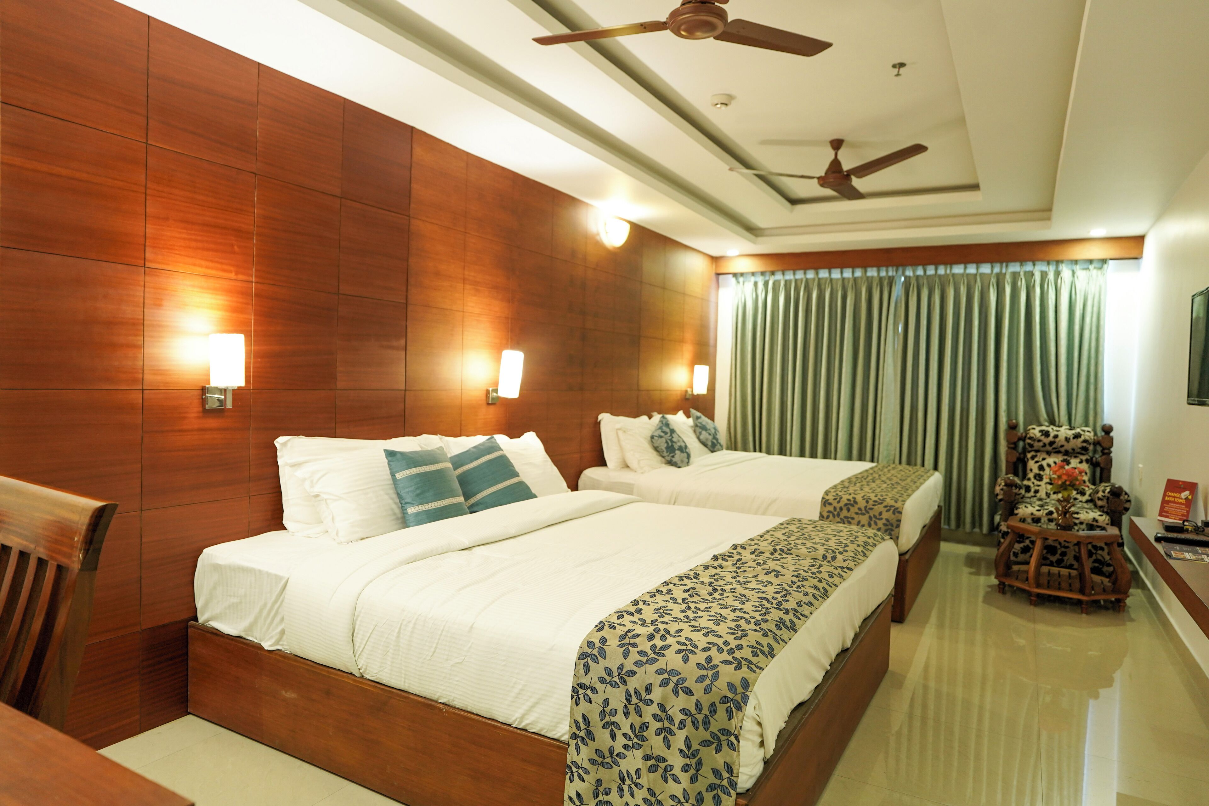 Quarto Quádruplo Comfort, Vista para a cidade | Secretária, secretária adequada para computadores portáteis 