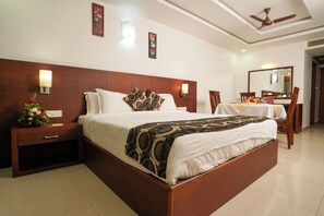 Quarto Duplo, Vista para a cidade | Secretária, secretária adequada para computadores portáteis 