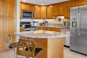 Apartamento em Condomínio Fechado, 2 quartos | Cozinha privada | Um frigorífico, um forno, uma cafeteira/bule, uma torradeira 