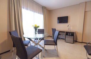 Suíte conforto, vista para a cidade | Área de estar