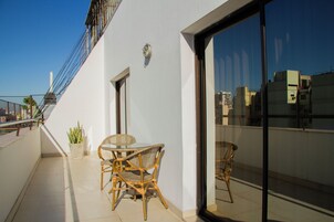 Suíte luxo, vista para a cidade | Cofres nos quartos, escrivaninha, espaço de trabalho para notebook