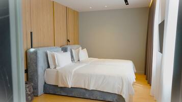 Quarto casal ou duplo standard | Cofres nos quartos, escrivaninha, espaço de trabalho para notebook