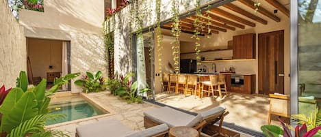 Villa de Luxo, vista para a piscina | Cofre no quarto, ferro/tábua de engomar, Wi-fi grátis