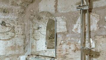 Artigos de higiene pessoal grátis, um secador de cabelo, chinelos