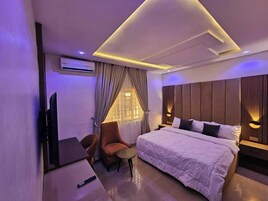 Quarto Deluxe, varanda, Vista para a cidade | Secretária, secretária adequada para computadores portáteis 