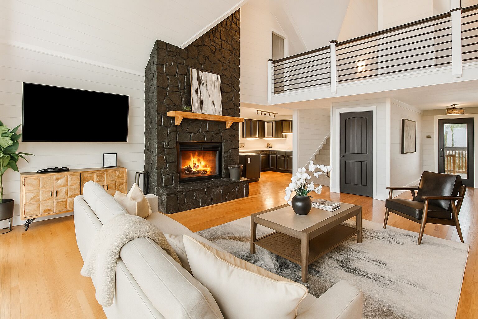 Sunrock Chalet: Discover Modern Luxe Vibes  Hot-tub  Pool Table  Epic Views - Blue Ridge, GA