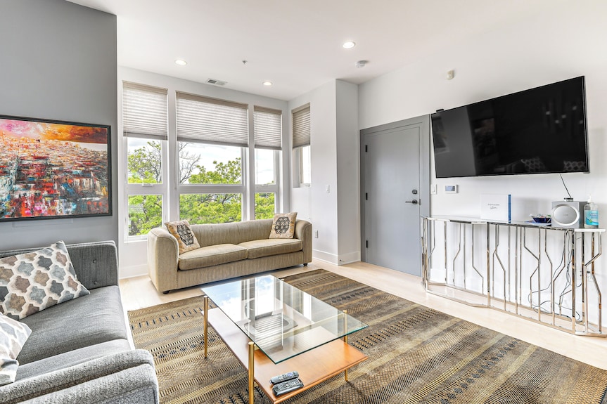 Luxe Nw Dc Condo W/rooftop Deck: .7 Mi To Howard - ベセスダ, MD