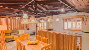 Estúdio Comfort, vista para o jardim | Cozinha privada | Um frigorífico, um micro-ondas, um forno, uma placa de cozinha