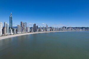 Perto da praia, praia de areia branca 
