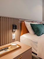 Espaço de trabalho para notebook, Wi-Fi de cortesia, roupa de cama