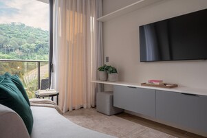 Apartamento galeria | Área de estar | Smart TV 40 polegadas com canais digitais