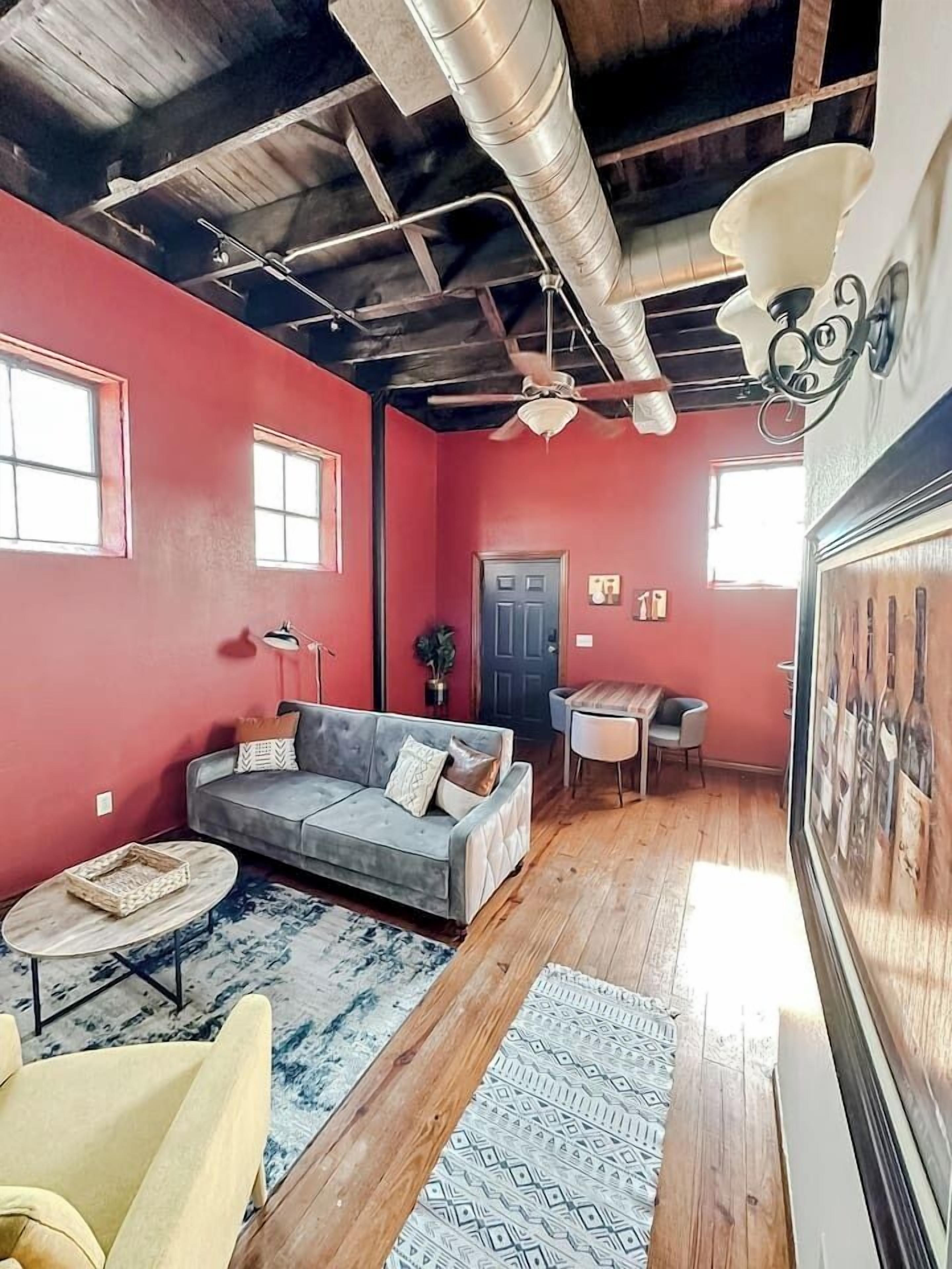 Sleepover Extraordinary 2bd/1ba + Parking - Downtown Springfield - Springfield, MO