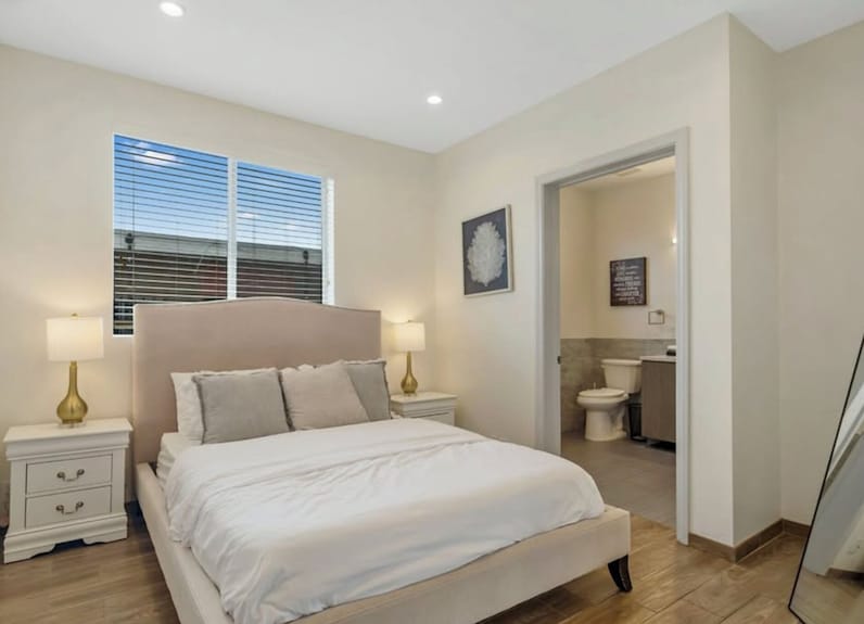 Comfy 2bed Apartment With Private Balcony, Rooftop, & A/c Near Griffith Park - Los Angeles, CA