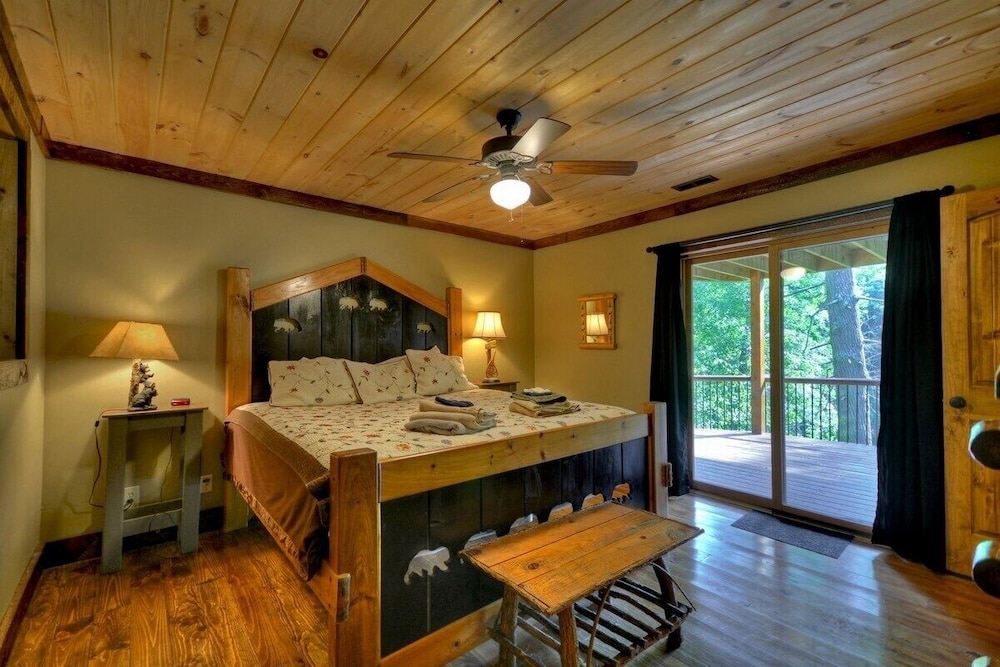 Creekside Cabin with Hot Tub Near Blue Ridge - Cashes Valley | Vrbo