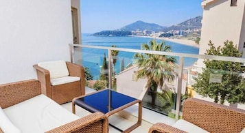 Suíte família, 1 cama King e sofá-cama, sacada, vista para o mar | Vista do quarto