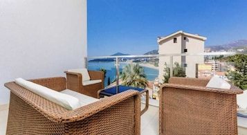 Suíte família, 1 cama King e sofá-cama, sacada, vista para o mar | Terraço/pátio
