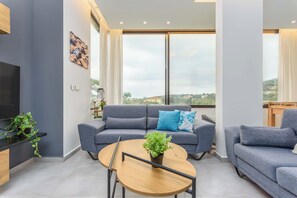 Apartamento, 2 quartos, cozinha, vista para a montanha | Sala | Smart TV de 42 polegadas com canais digitais, serviços de streaming 