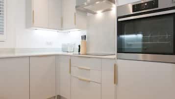 Apartamento | Cozinha privada | Um frigorífico/congelador grande, um micro-ondas, um forno