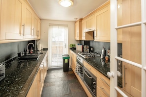 Apartamento | Cozinha privada | Um frigorífico/congelador grande, um micro-ondas, um forno