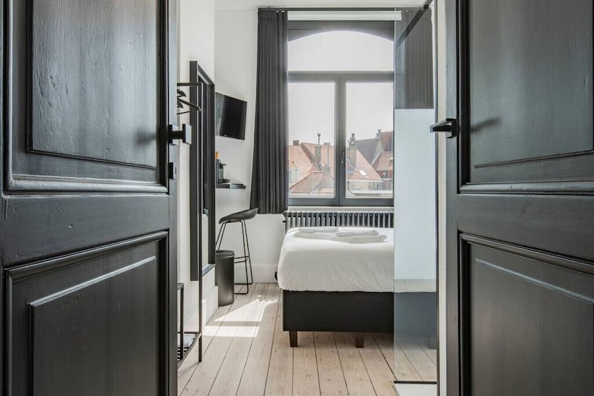 Elegant Room With Private Bathroom In Historic House - City Center - Brugge