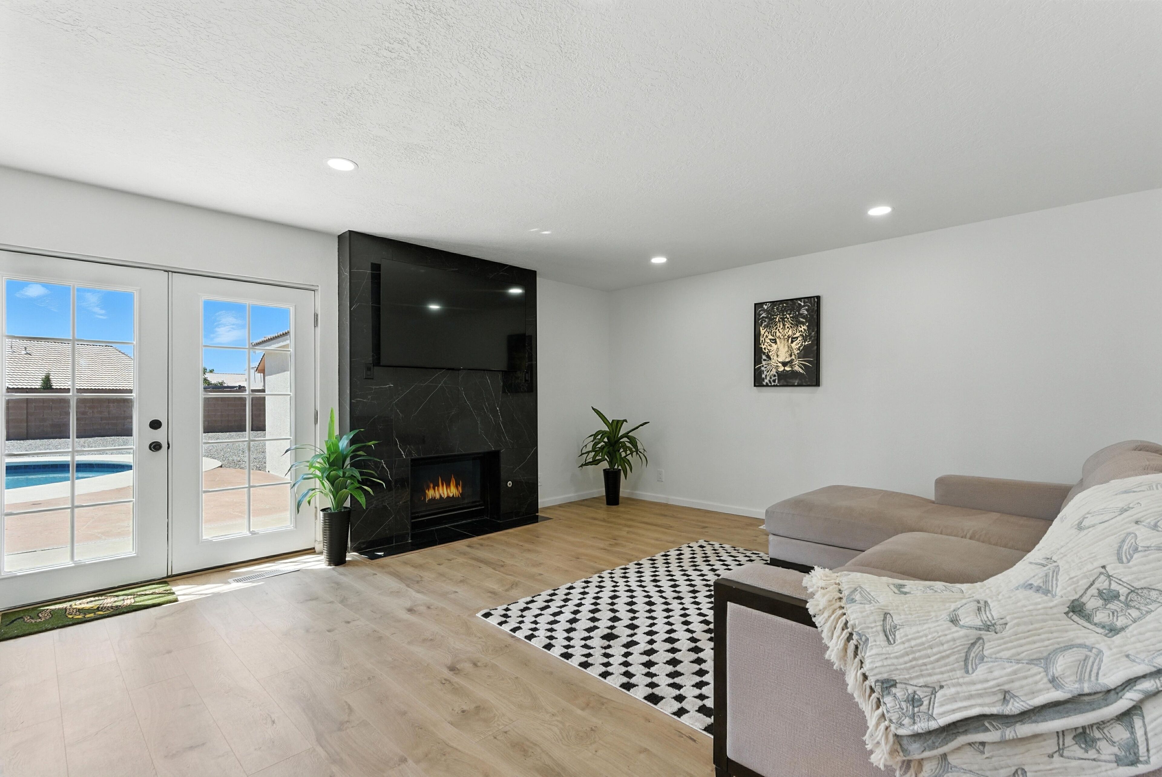 Luxury 4 Bedroom Private Home With Poolside Retreat - Albuquerque, NM