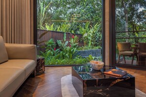 Quarto Deluxe, vista para o rio | Sala de estar | Televisor LED de 50 polegadas com canais digitais, Netflix 