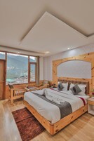 Quarto Premium, vista para a colina | Secretária, Wi-fi grátis, roupa de cama fornecida 