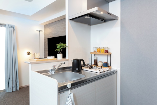 Um frigorífico/congelador grande, um micro-ondas, uma placa de cozinha