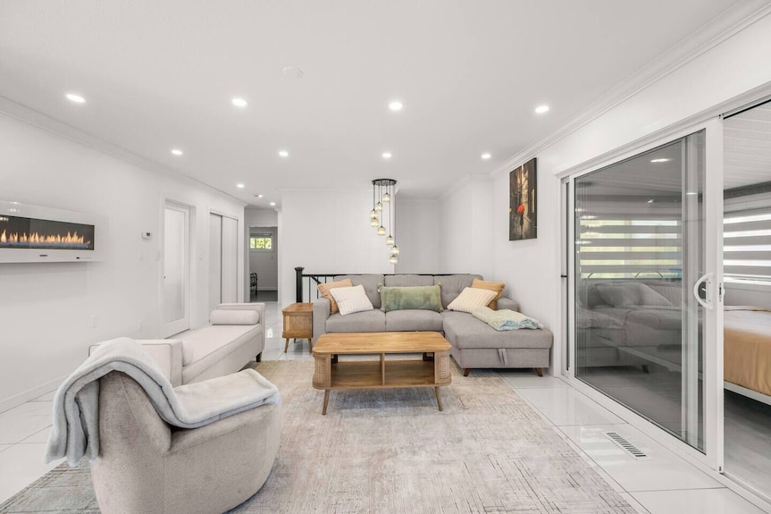 Luxury Living Hot Tub/outdoor Projector/bbq - Abbotsford