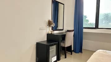 Quarto Duplo Deluxe, 1 cama king-size, Vista para a cidade | Secretária, Wi-fi grátis, roupa de cama fornecida